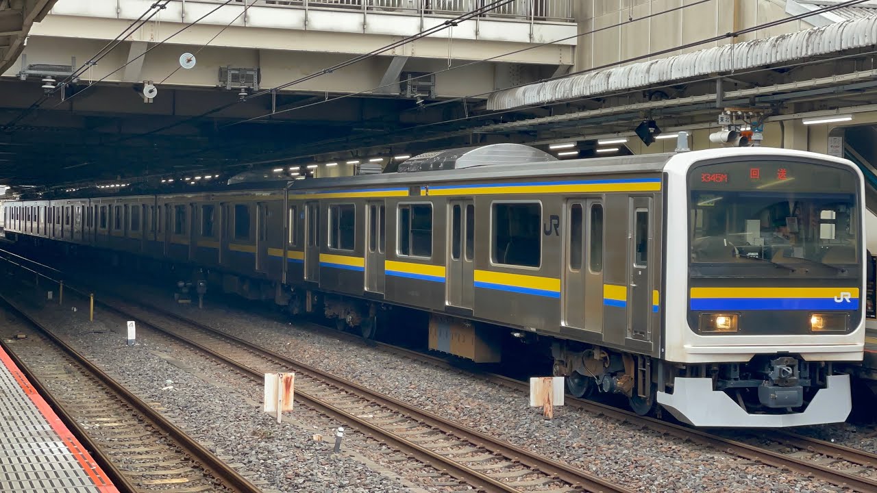 車体の帯が全て新品に 【209系C606編成6両 OM出場回送（装置保全）】JR東日本209系2100番台ﾏﾘC606編成が静かに大宮駅11番線を発車するシーン（回8345M）2024.11. ...