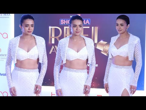 Surveen Chawla Hot Cleavage Show at The News18 Showsha Reel Awards 2025 😍🔥💃