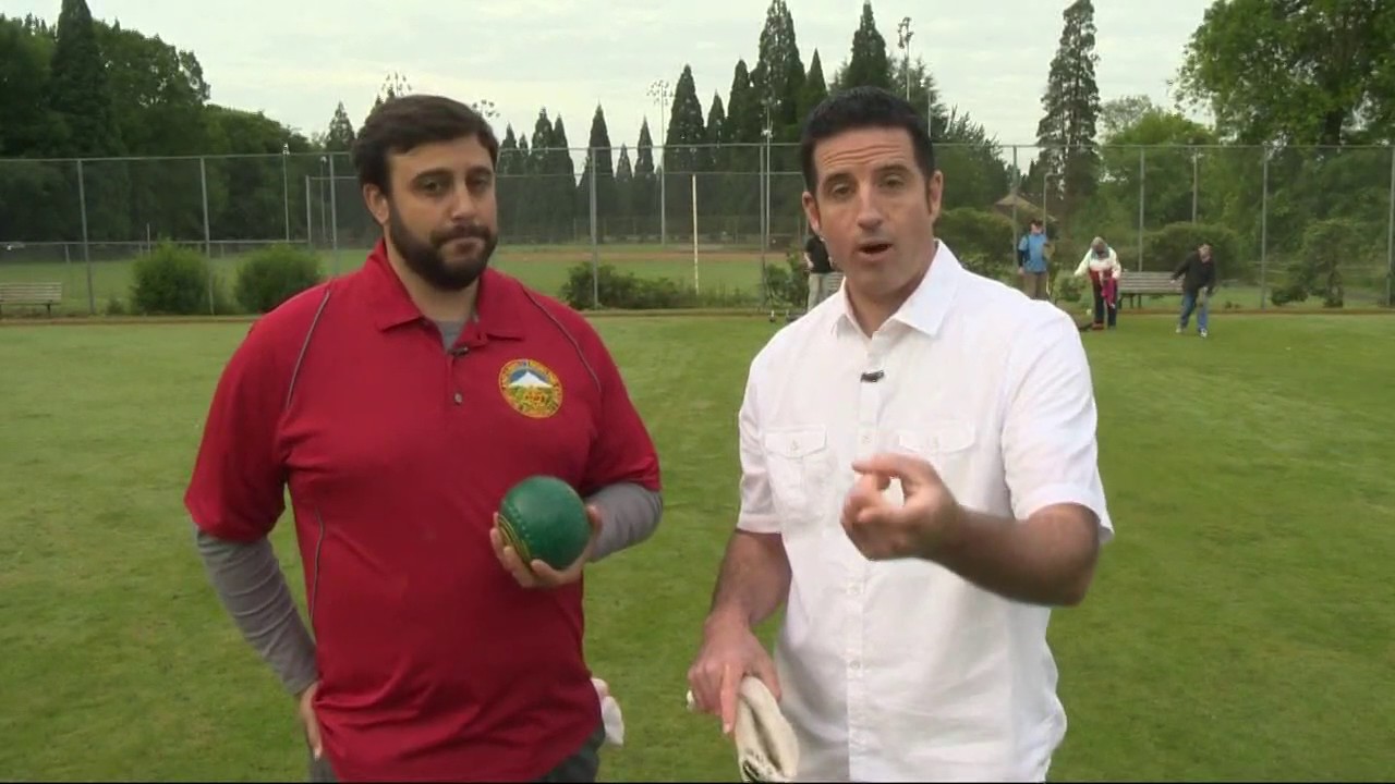 Drew gets a lesson in lawn bowling - YouTube