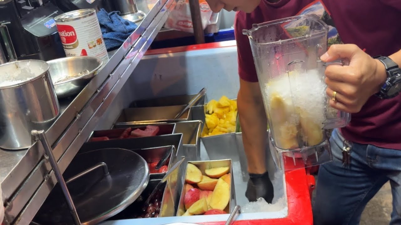 Super busy! Fresh fruit smoothie shop in Bangkok - Thai Street Food ...