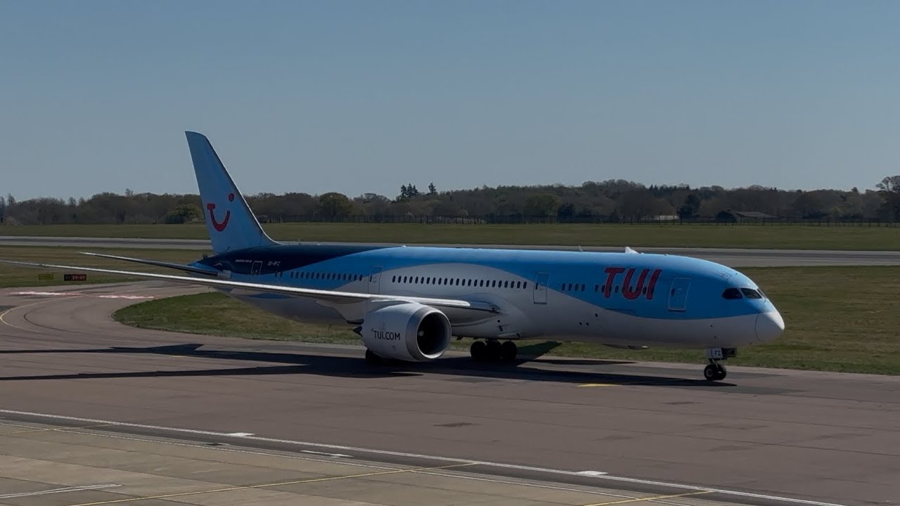 RARE TUI Boeing 787-9 Dreamliner SE-RFZ Arrival & Taxi at London Luton ...