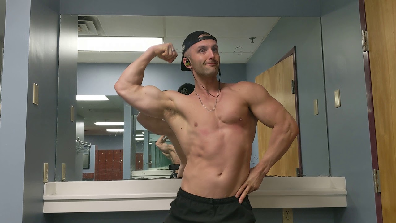 Arm workout posing routine after training men's physique bodybuilding ...
