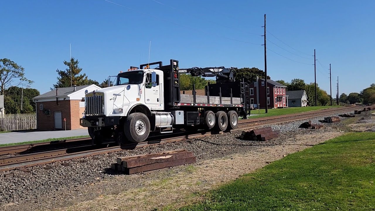 Norfolk Southern Hi-Rail Material Handler Truck in Richland, PA - YouTube