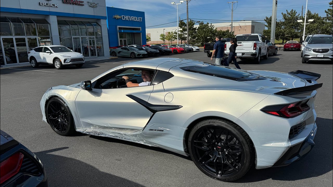 My new 2024 c8 Z06 in silver flare metallic - YouTube