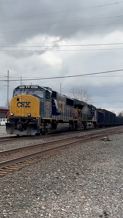CSX 4581 leading CSX B157 at Nappanee Indiana - YouTube