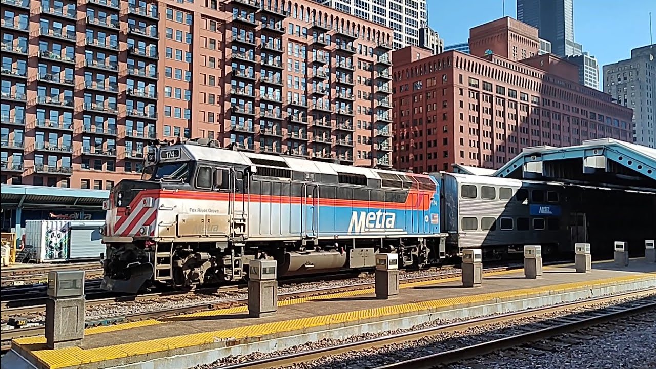 Metra F40PH-3 174 departing Chicago's Ogilvie Transportation Center on ...