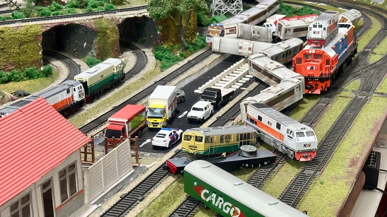 Merakit kereta api BB304 Vintage Anjlok terguling ke Jurang menabrak ...