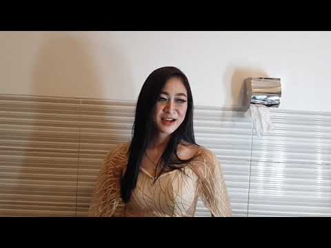 Ngintip para artis OM ADELLA yg lgi make up.Cantik\