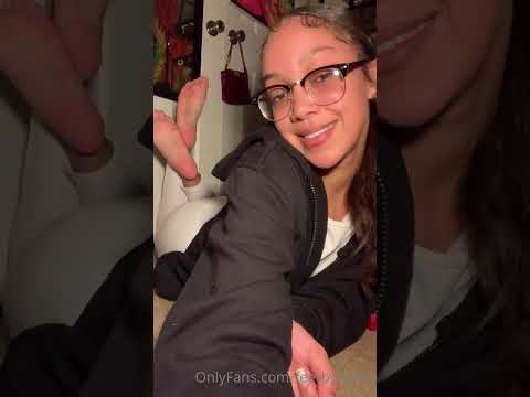 Lightskin Teen Smelling Her Shoes & Socks On Facetime