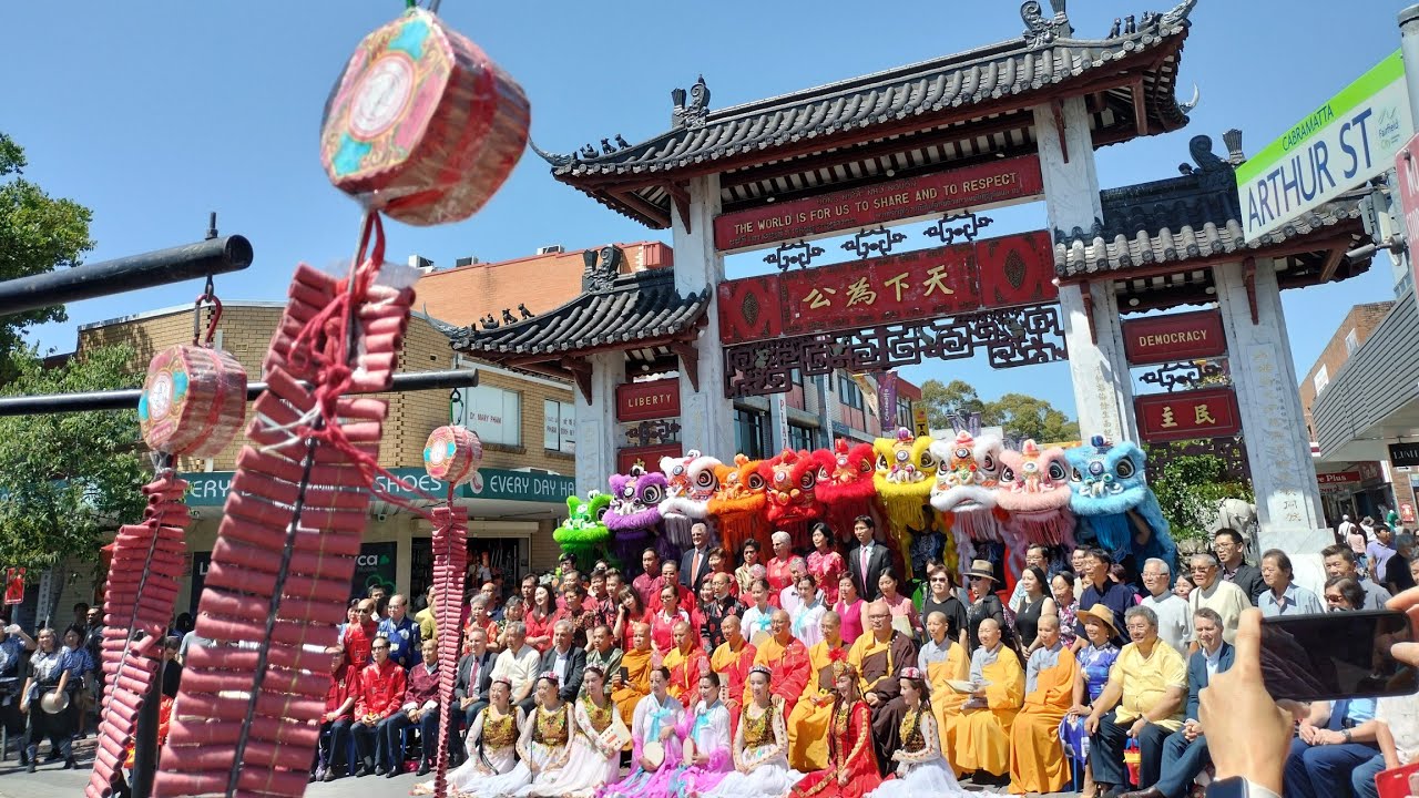 🦁 Liondance / Firecrackers Qing Fong Lion Dance Team at Cabramatta ...