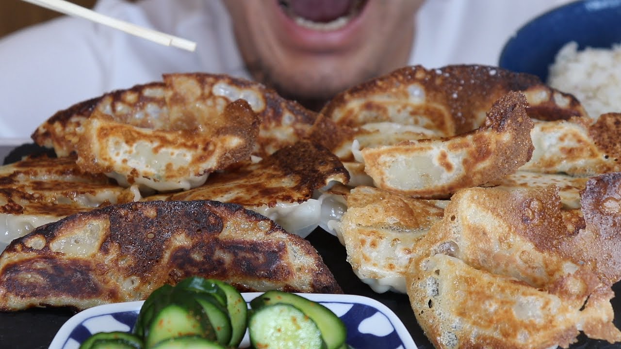 ASMR 餃子2種類喰らうっ！씹는 소리 대식 만두 chewing sound Gluttony chinese dumpling ...