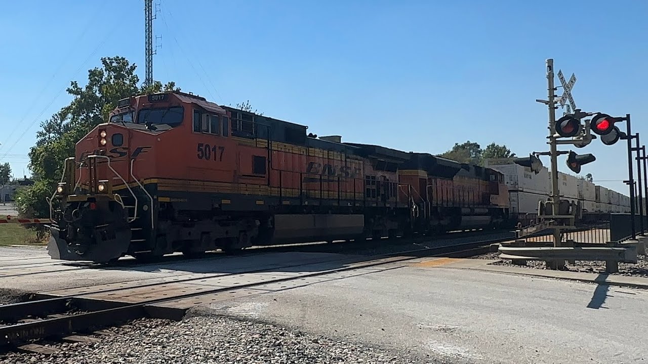 BNSF 5017 Intermodal eastbound on the Marceline Subdivision - YouTube
