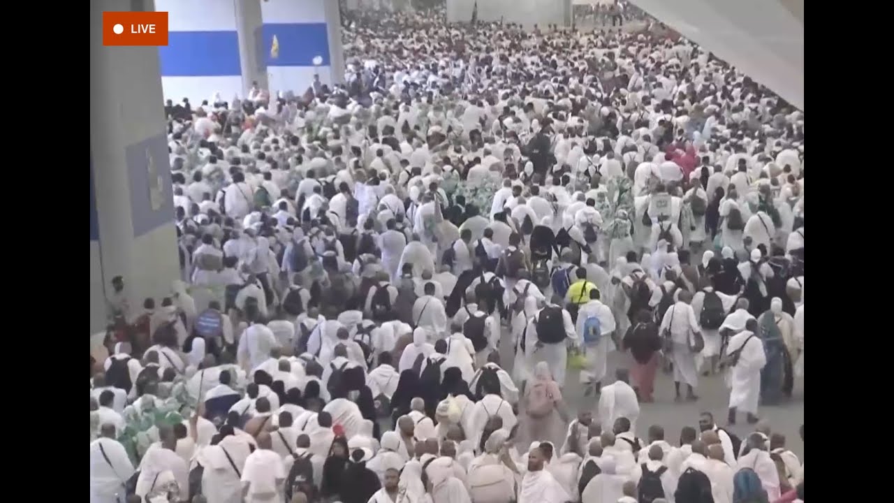 Muslim pilgrims hurl stones during "stoning of the devil" ritual - YouTube