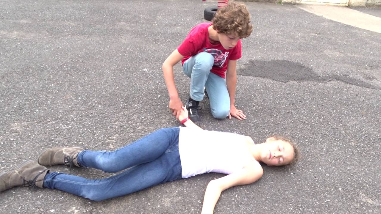 PORTER SECOURS n°1 : vérifier si la victime est consciente - YouTube