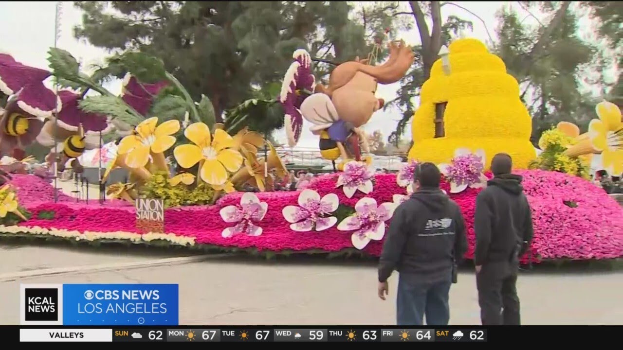 Spectators catch an early glimpse of Rose Parade floats - YouTube