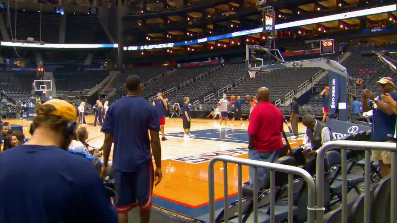 LeBron James Makes Shot Behind the Backboard - YouTube