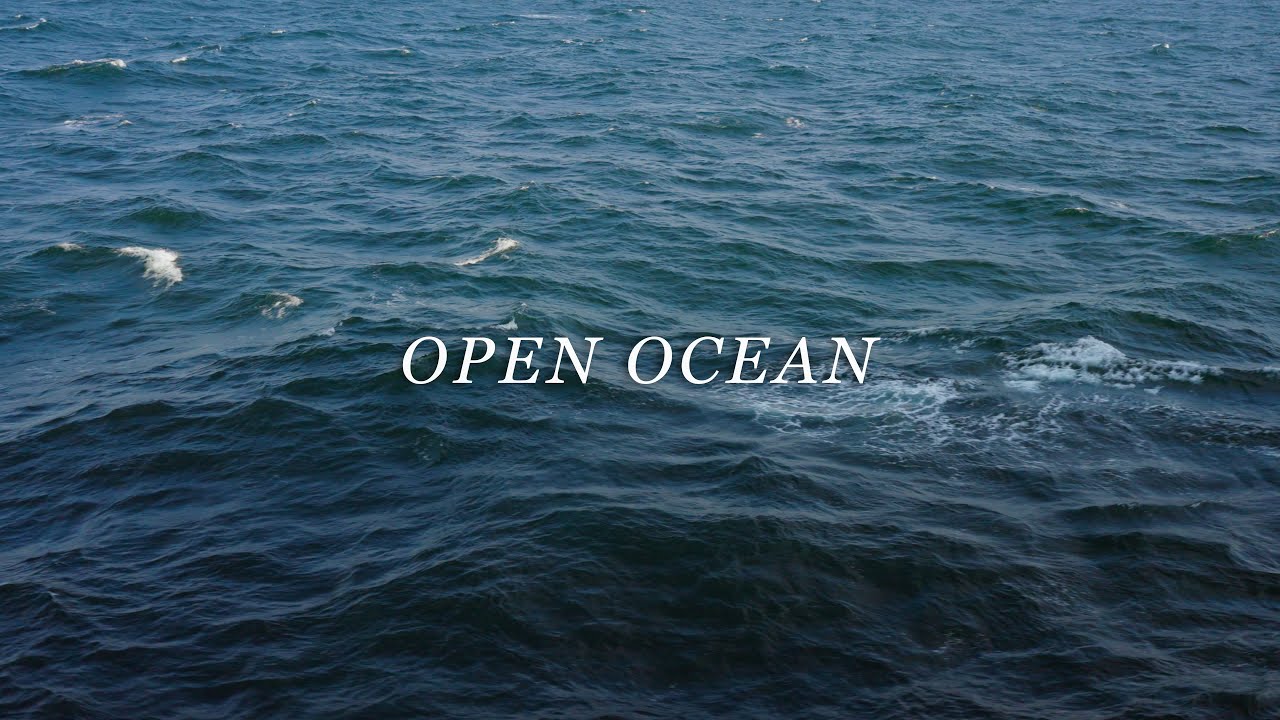 30 Minutes – Deep Blue Waves in the Open Ocean - YouTube