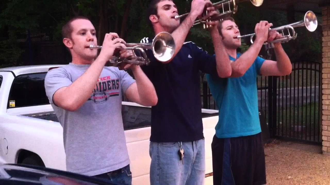 Trumpet trio plays national anthem - YouTube