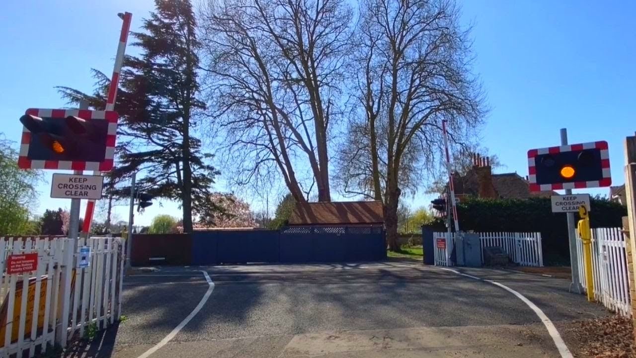 Bourne End Brooksby Level Crossing, Buckinghamshire - YouTube
