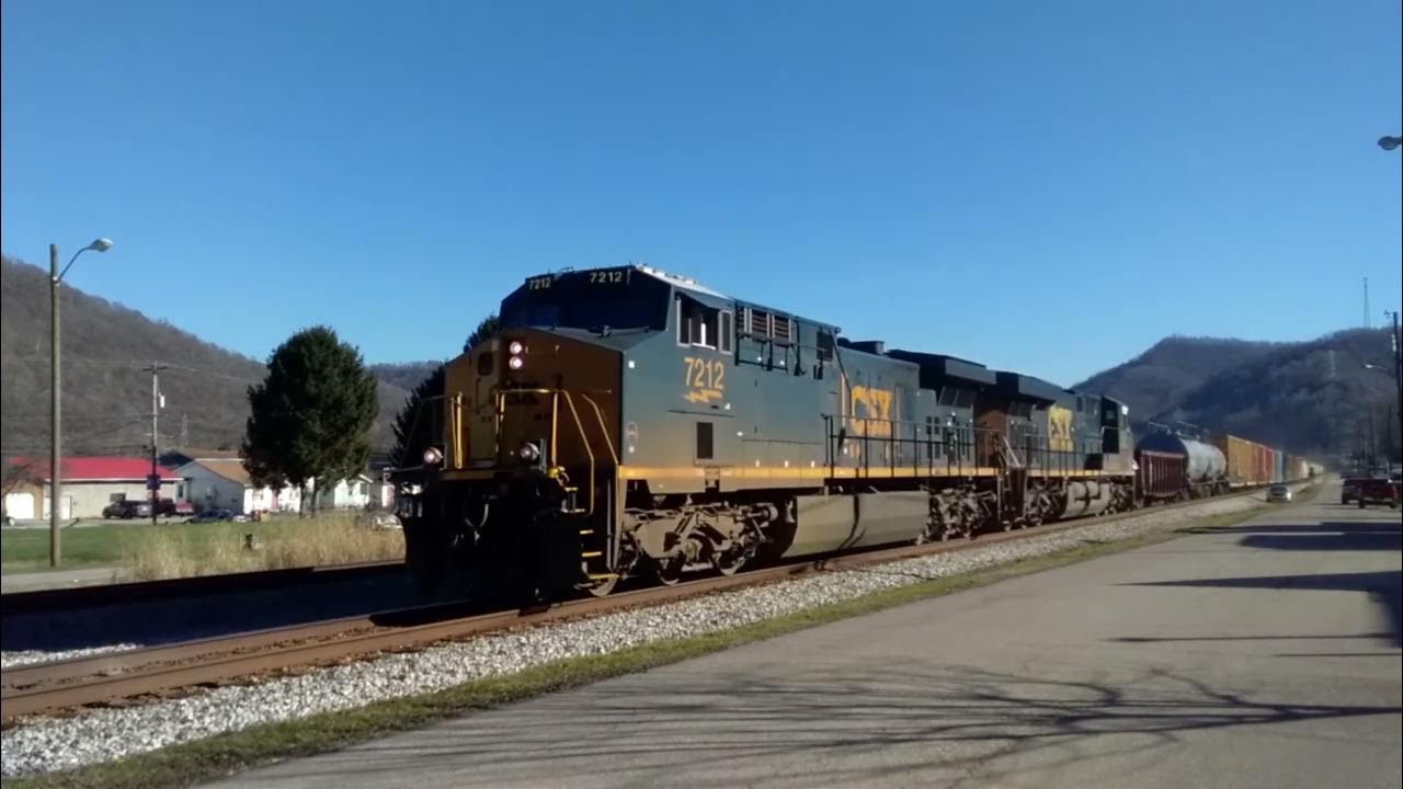 CSX 7212 Leads Mixed Freight M305 West - YouTube