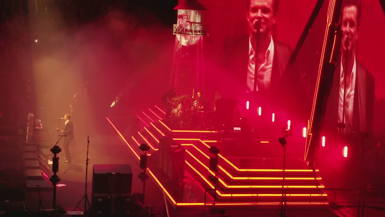 The Killers -Toronto 01/05/2018 Fan gets pulled on stage and rocks the ...