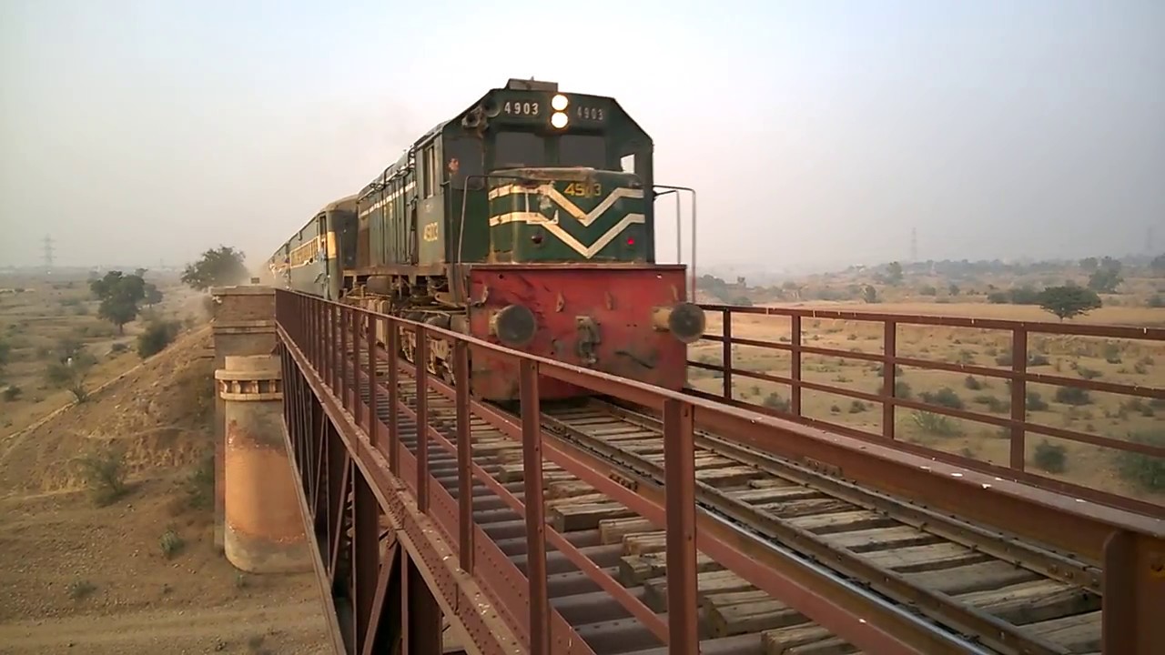 Pakistani Fast Train in Pull - Haro Pull - Attock city - YouTube