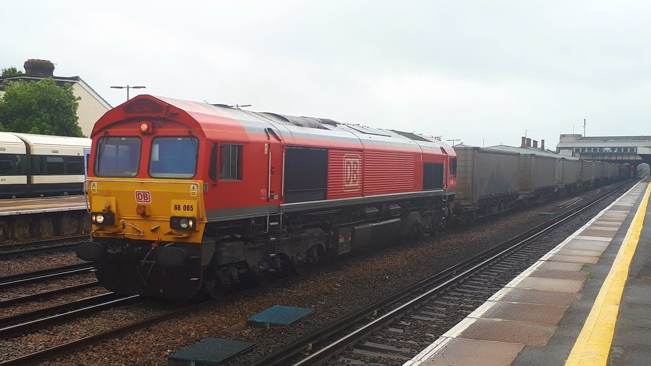 DB Cargo 66065 passes Tonbridge with a Dollands Moor to Daventry ...