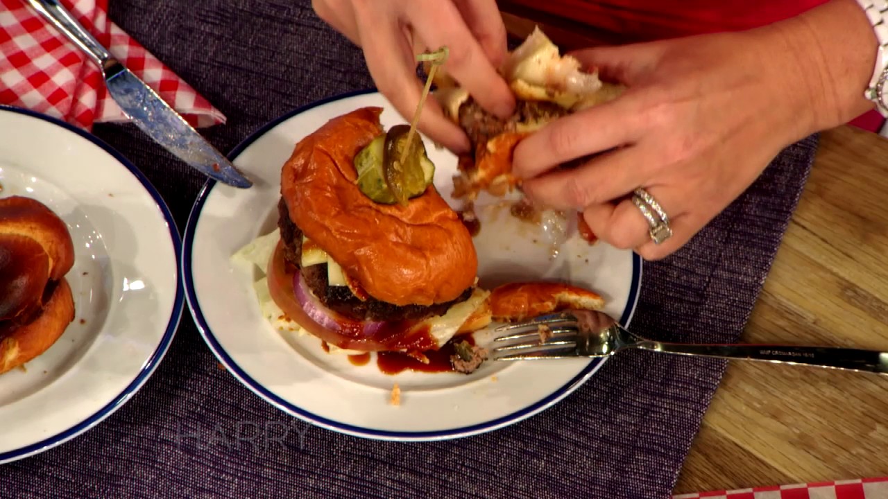 Texas Burger Brawl: Dallas Chef Roe Dileo - YouTube