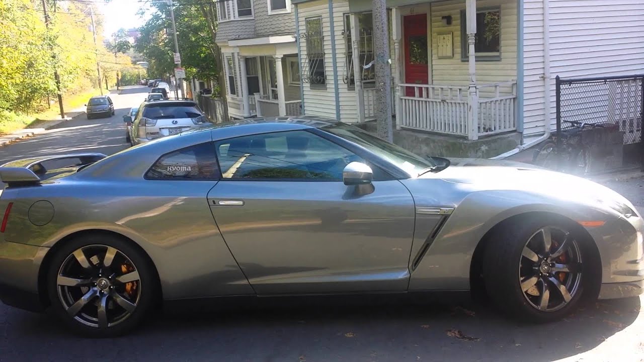 Nissan Gtr r35 waking up from a nap at my house - YouTube