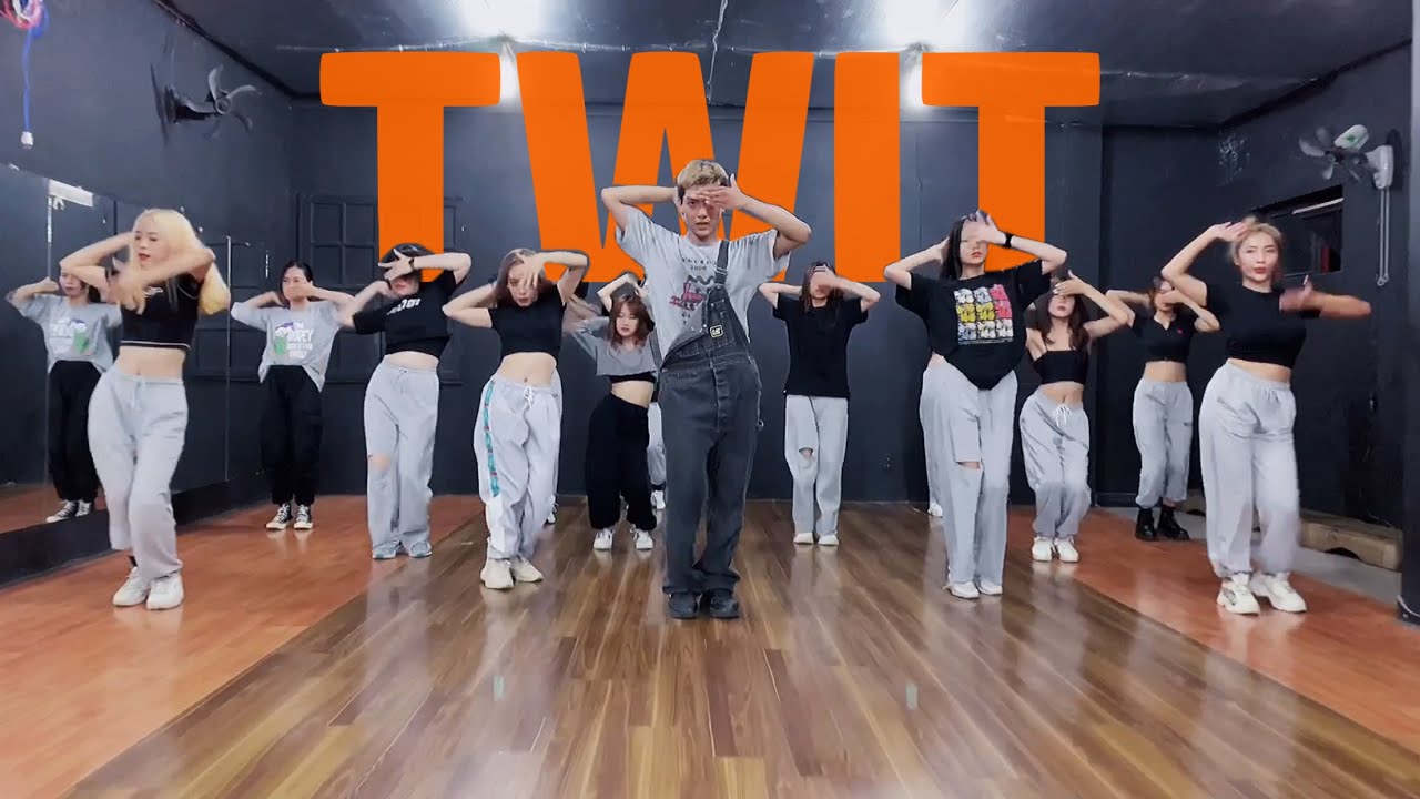Hwa Sa(화사) _ TWIT Dance Cover by BoBoDanceStudio - YouTube