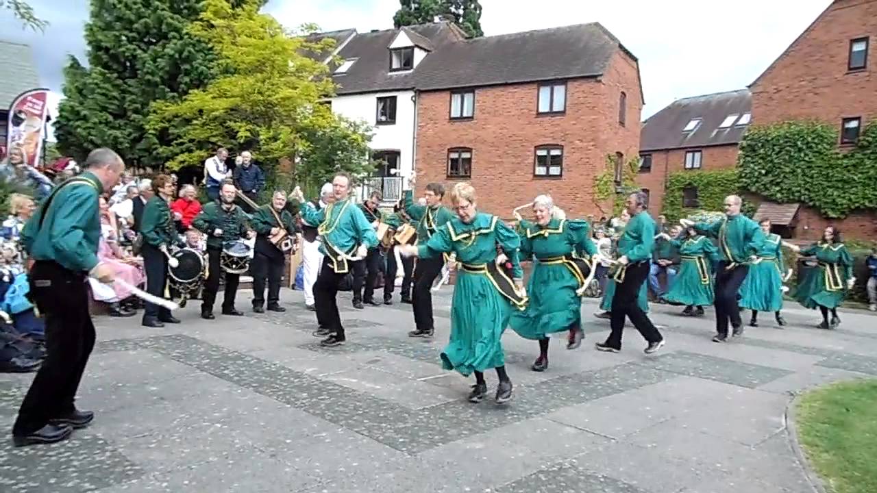 Chiltern Hundreds Clog Morris at Evesham 2013 - YouTube