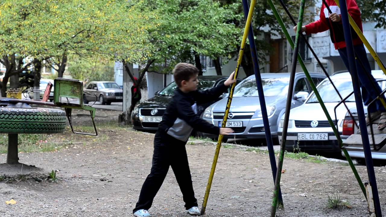 Copii se dau în scrânciob - YouTube