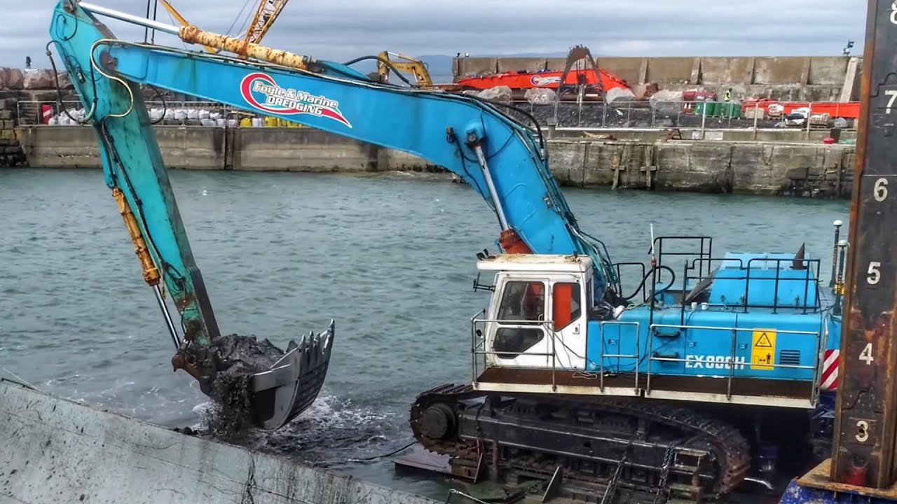 Long Reach Hitachi EX800H Excavator Dredging Harbour - YouTube