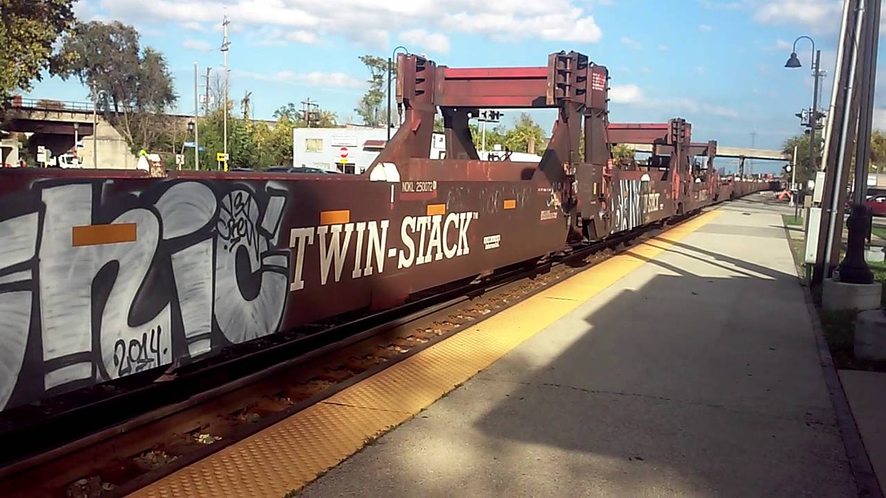 BRAND NEW! BNSF 3785 (ET44C4) leads empty well car train - YouTube