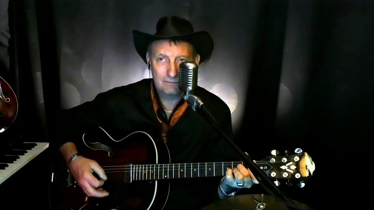 A D E D da do run run debutant chant et guitare accoustic by DadyMilles ...