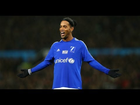 Ronaldinho'nun Kadın Futbolcuya Attığı Vücut Çalımı