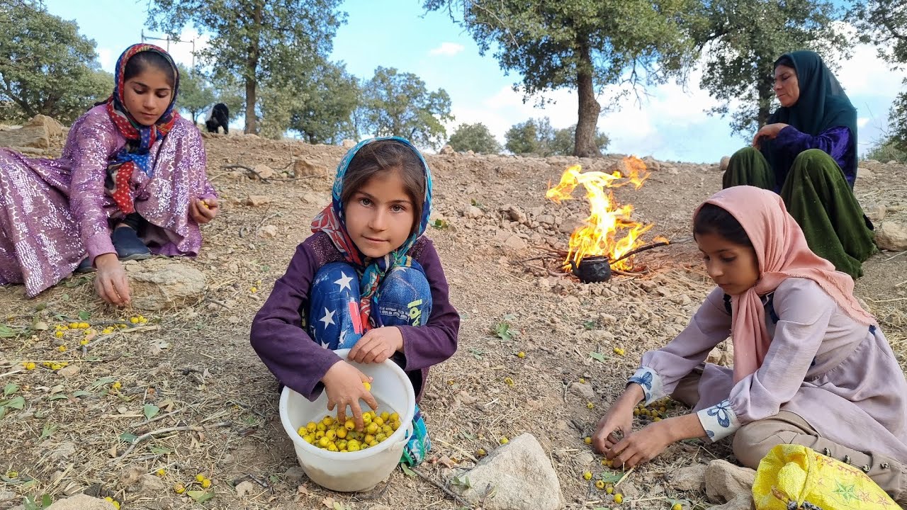 The daily life of the Karo family picking wild fruits in the heart of ...