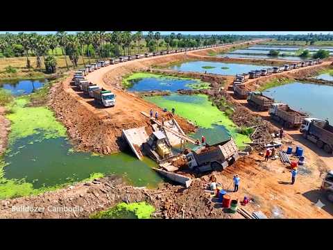 Unbelievable! Dozens of earthmoving trucks are waiting to fill the road, only 1 meter away!