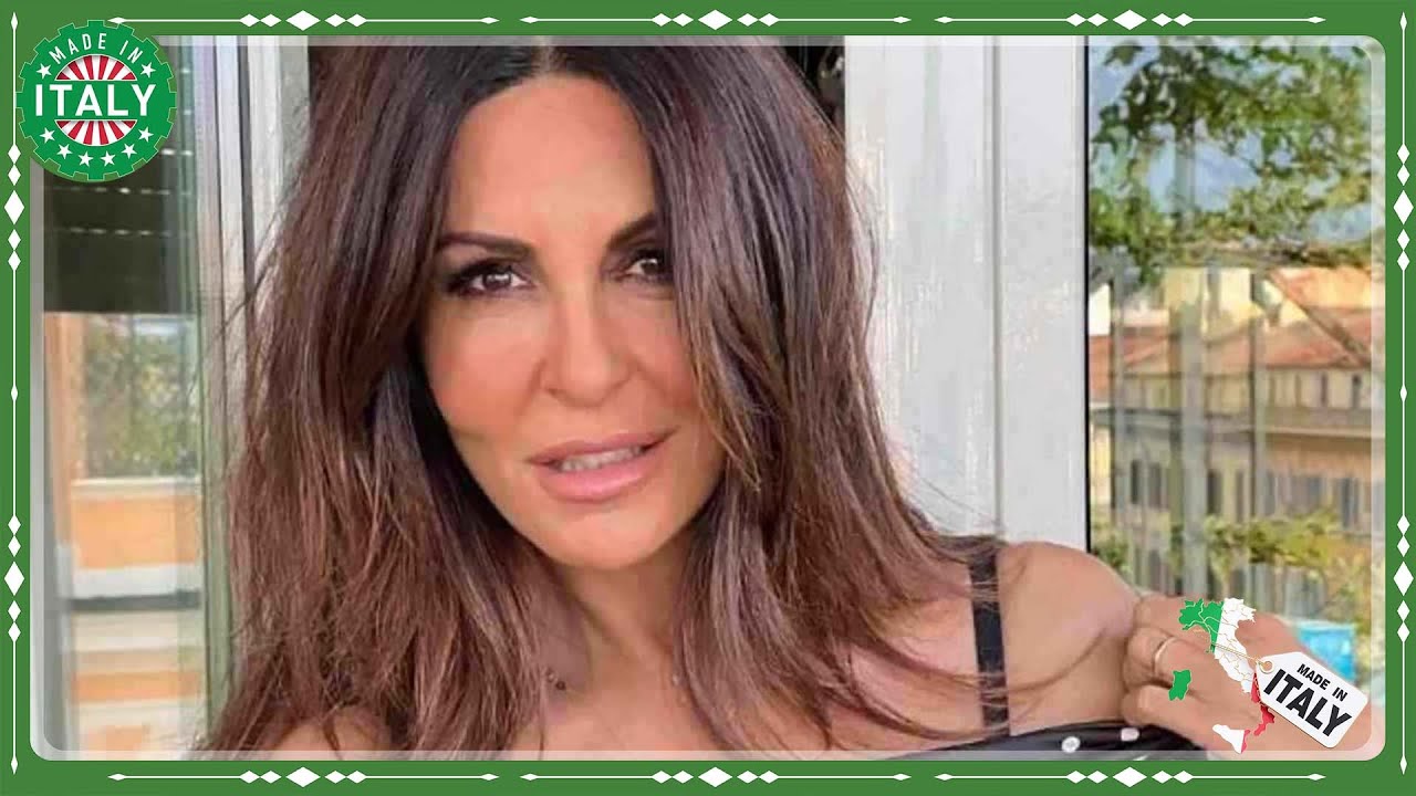 Sabrina Ferilli detta moda con i jeans strappati che schianto! - YouTube