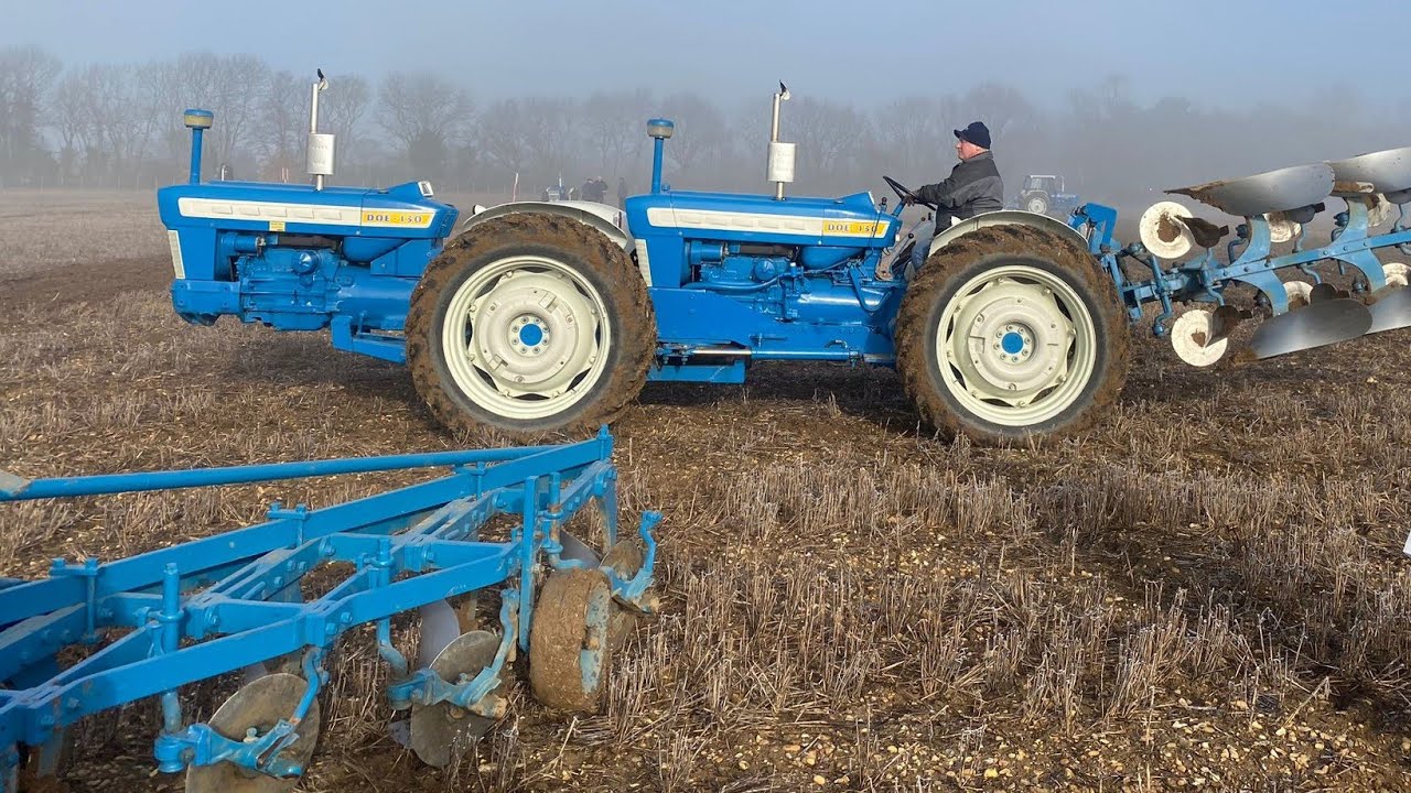 Doe tractors aan het ploegen Ernest Doe show in Engeland - YouTube