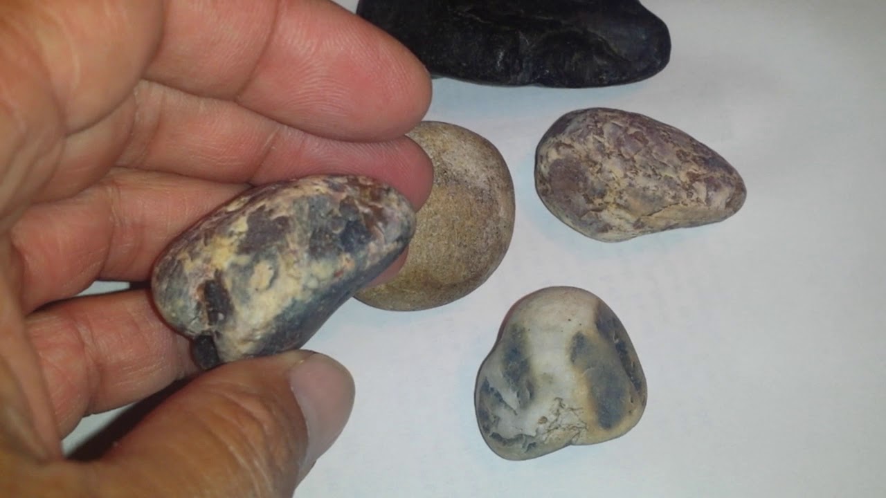 Rockhounding for agates in California - YouTube