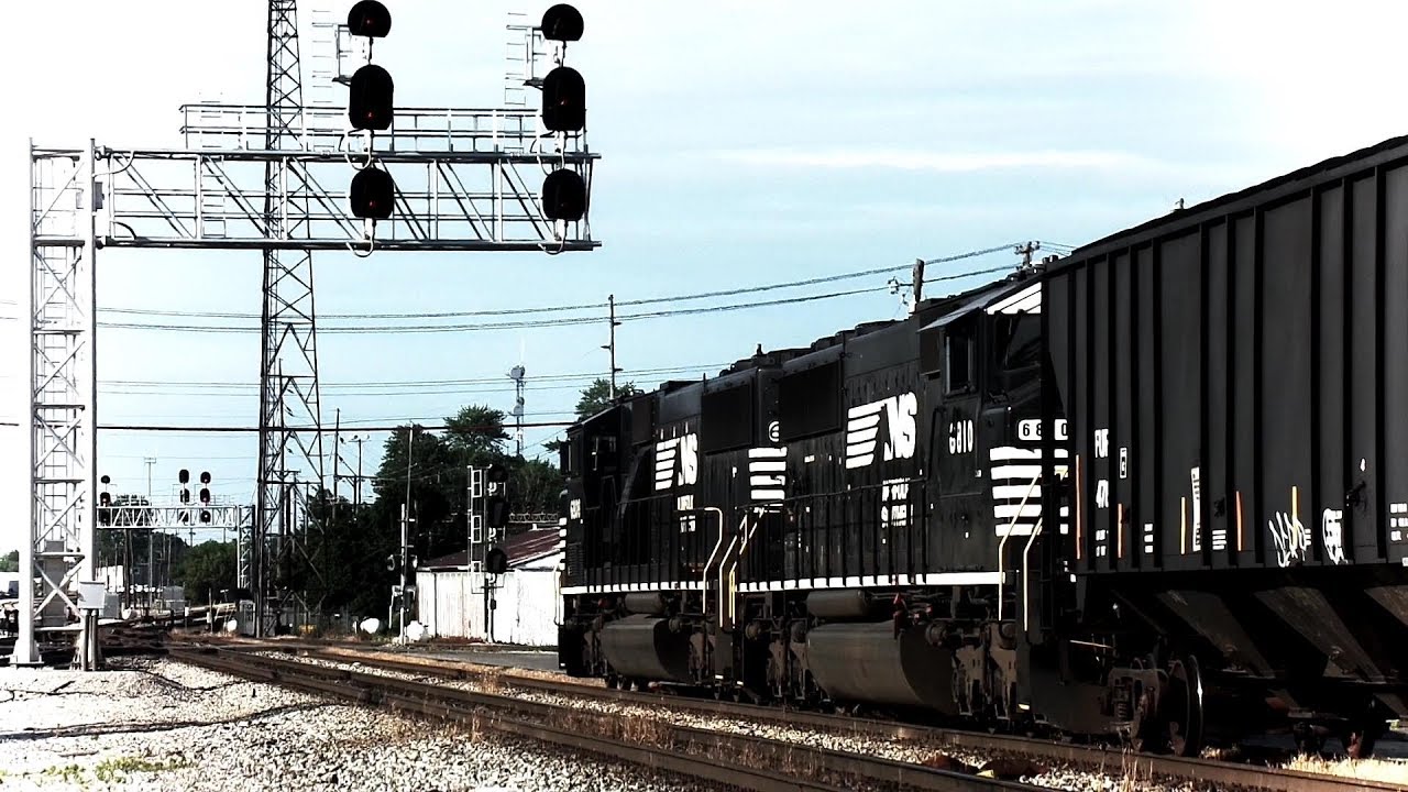 Norfolk Southern Train Stops At Signal Then Proceeds - YouTube
