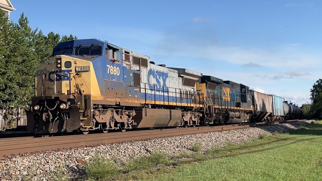 CSX 7880 YN2 Dash 8 commands 547 in Deerfield - YouTube