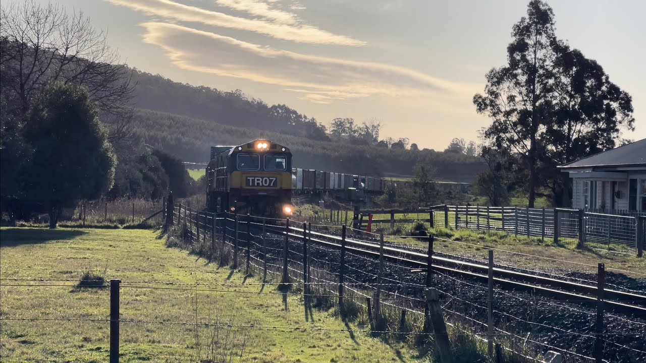 TasRail TR07 TR15 #31 train crossing Morrison Street Kimberley - YouTube