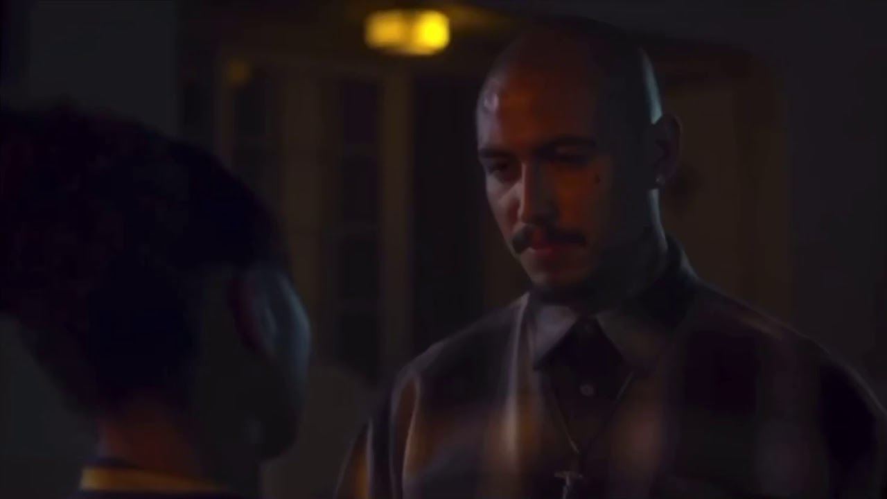 Monse kisses spooky omb - YouTube