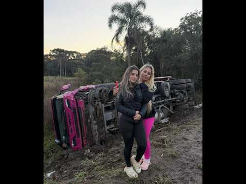 Caminhão de Sheila Bellaver conduzido pela Filha Gabriely Fransciscon tomba após acidente.