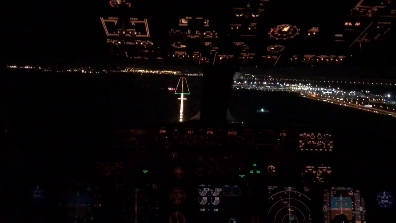 Ночная посадка в Пулково. Вид из кабины пилотов. Night landing view ...