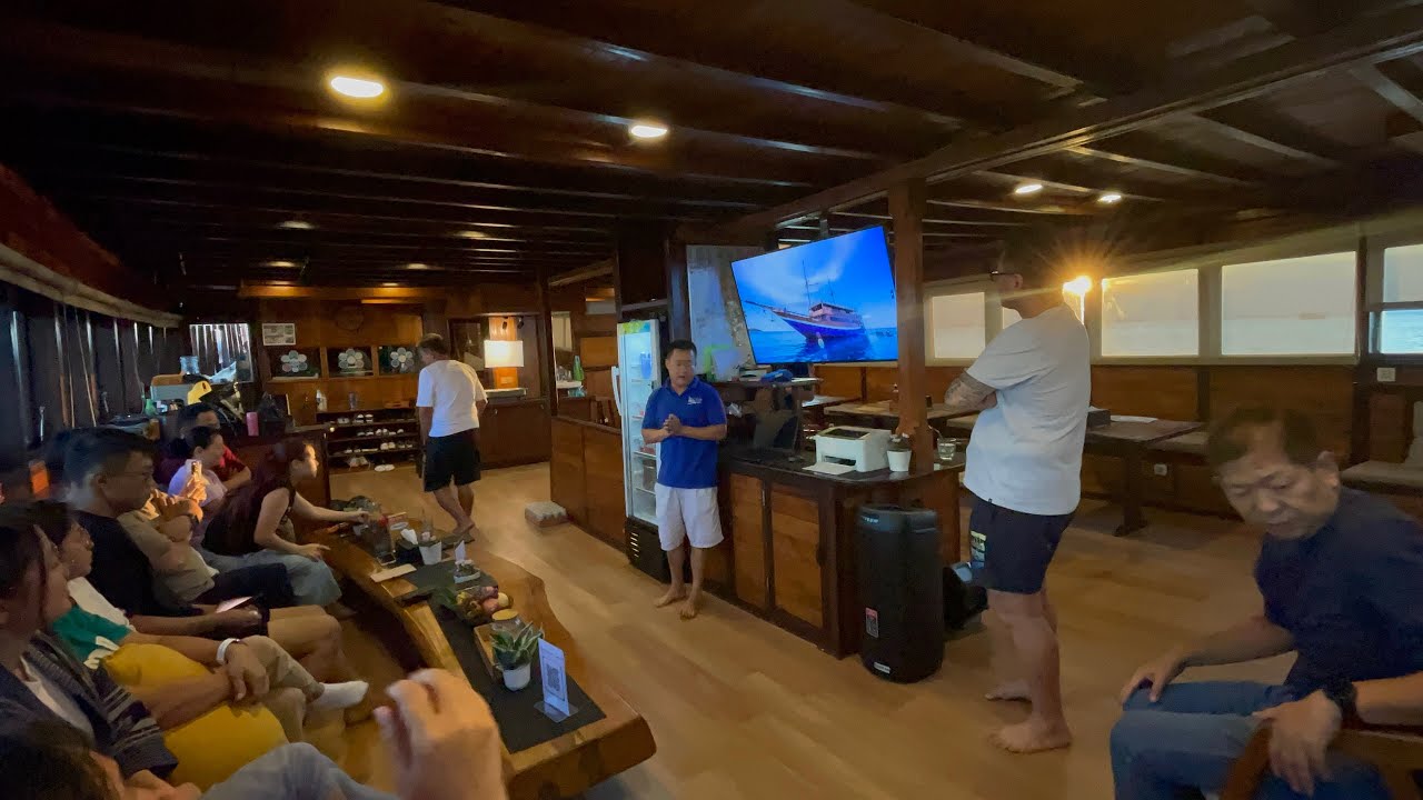 Boat briefing Mola mola 01 Live on Board. Dry and Wet Together with ...
