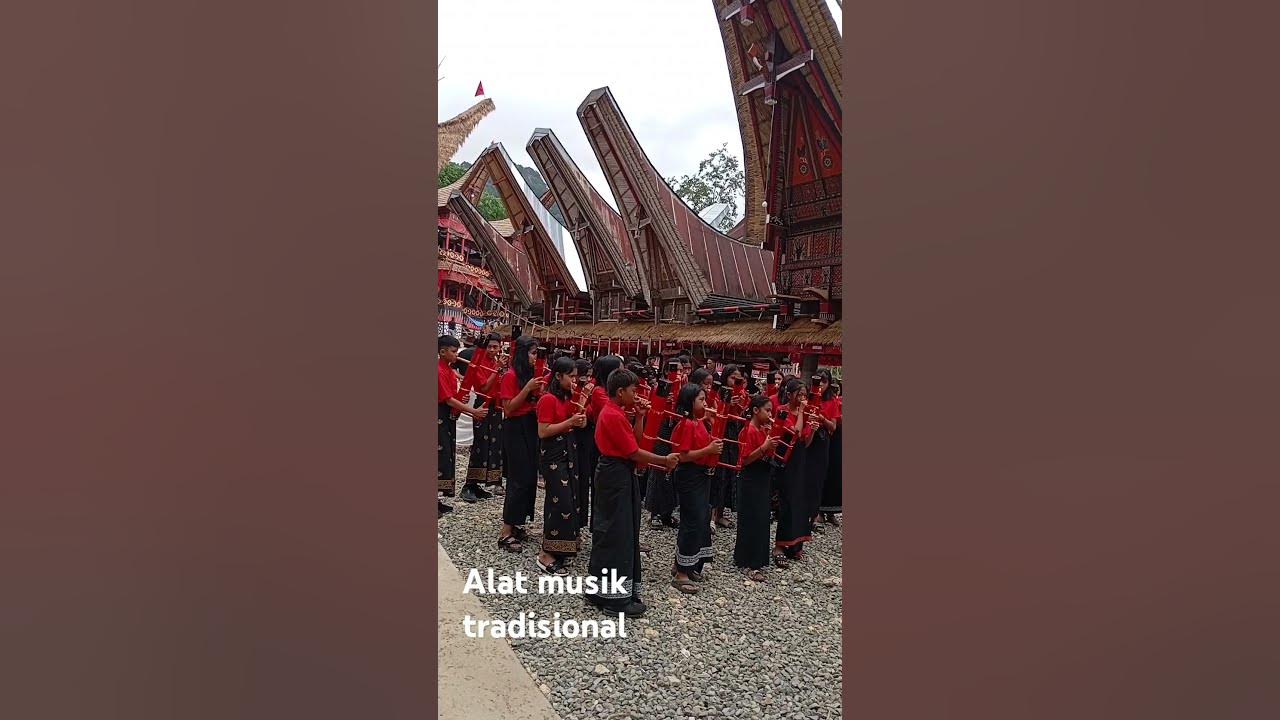 upacara pemakaman di iringi dengan musik tradisoanal - YouTube