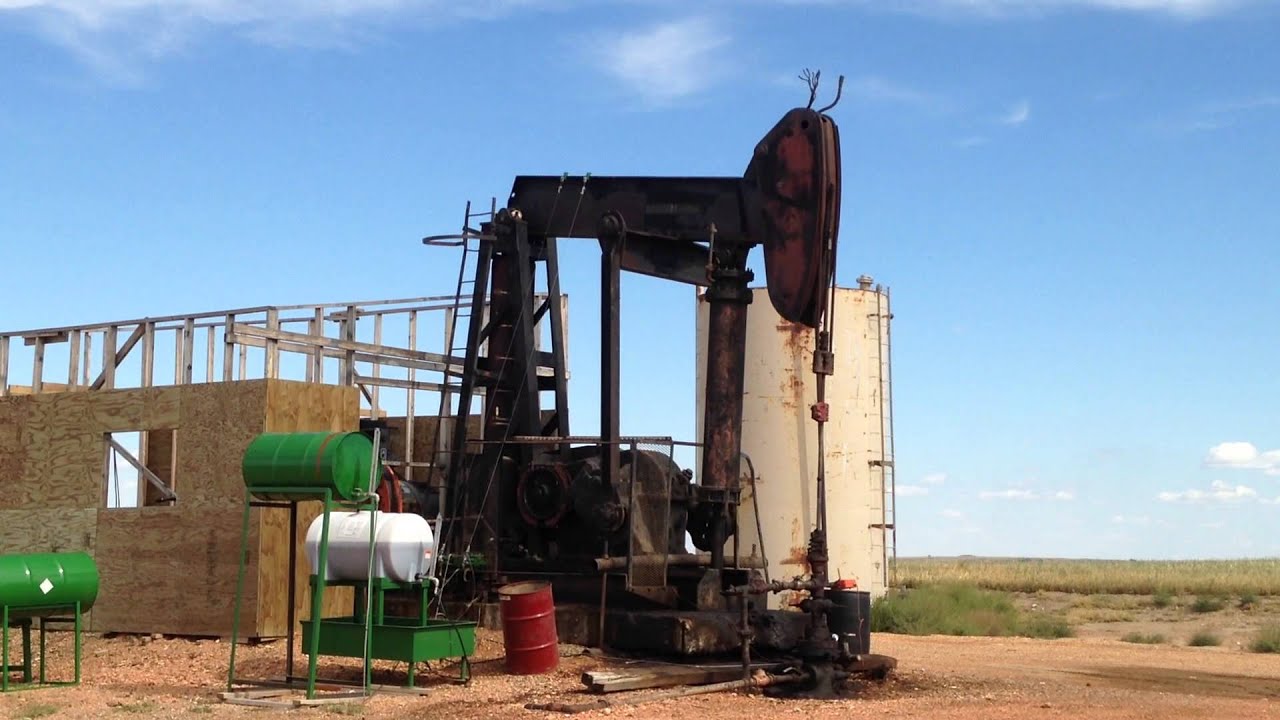 Small Vintage Lufkin Air-Balanced Pumping unit - YouTube
